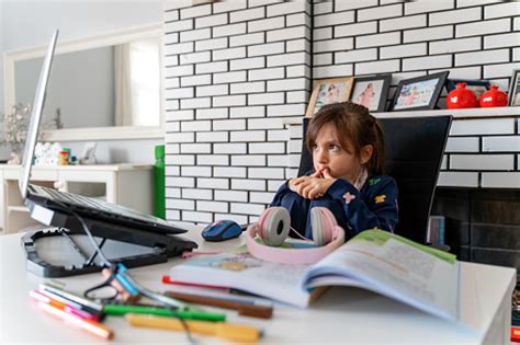 어린 소녀 학생 화상 회의 E러닝 교사와 학교 거실에서 컴퓨터에서 급우와 함께 홈 스쿨링 및 거리 학습 온라인 교육 및 인터넷 6 7 살에 대한 스톡 사진 및 기타 이미지
