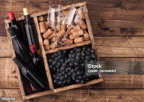 그런지 나무 배경에 빈티지 나무 상자 안에 코르크와 오프너 어두운 포도와 레드 와인과 빈 안경의 미니 병 맨 위 보기 0명에 대한 스톡 사진 및 기타 이미지 Istock