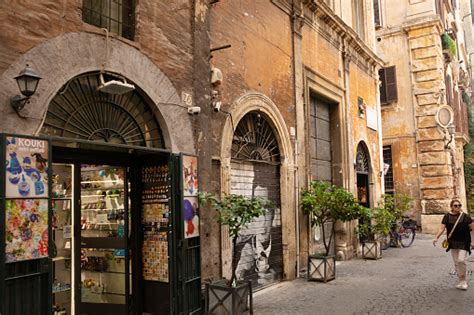 이탈리아 로마의 옛 아늑한 거리의 전망 로마의 건축물과 랜드 마크 로마의 엽서 0명에 대한 스톡 사진 및 기타 이미지 0명 거리 건물 외관 Istock