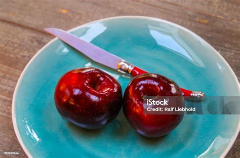 칼로 파란색 중국 접시에 고립 된 두 개의 빨간 점선 반짝 이별 디저트 사과의 닫습니다 건강한 식생활에 대한 스톡 사진 및 기타 이미지 건강한 식생활 과일 독일