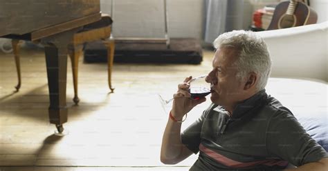 바닥에 앉아 와인 한 잔을 마시는 남자 사진 Unsplash의 와인 시음 이미지