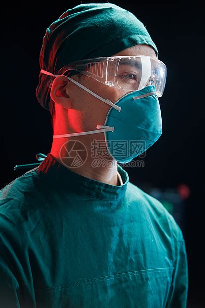 穿着手术衣的青年男医生高清图片下载 正版图片507661750 摄图网