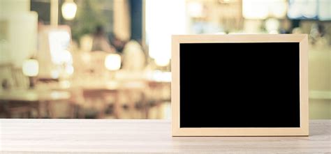 나무 테이블에 빈 칠판 서 이상 카페 Bokeh 배경 흐림 공간 텍스트 모의 식품 및 제품 디스플레이 몽타주 배너 검은색에 대한 스톡 사진 및 기타 이미지 Istock