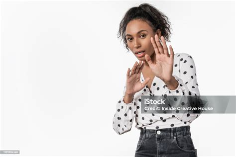 젊은 아프리카 계 미국인 여자 두려워 하 고 두려워 한 표정 중지 제스처 와 손 서 서 고립 된 흰색 배경 분노에 대한 스톡 사진 및 기타 이미지 Istock