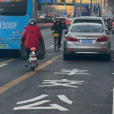 私家车违法停放公交车道，马甸桥南通学公交何时能靠站接驳？市民高峰穿过