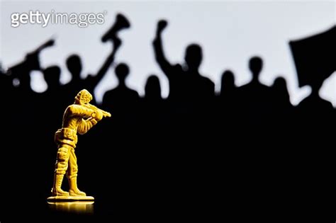 미니어쳐 사회이슈 주제 정치 컨셉심볼 심볼 전쟁 싸움 전쟁터 인조공간 갈등 대결 컨셉 글로벌 지구촌 희생자 저지하기 홀딩 시민