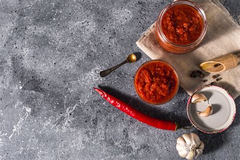 회색 콘크리트 배경에 전통적인 멕시코 그루지야어 와 아랍어 하리사 고추 페이스트 유용한 매운 음식 0명에 대한 스톡 사진 및 기타 이미지 Istock