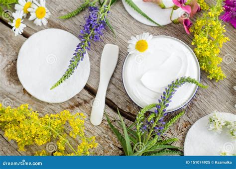 Glas Mit Laternecremefeuchtigkeitscreme Maske Salbe Nat Rliches Hautpflegekonzept Alter