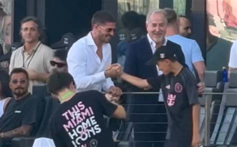 سلام و احوالپرسی رودریگو دی پل با تیاگو مسی و پسر لوییس سوارز در حاشیه