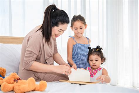 아시아의 어머니는 혼합 인종 여자 딸을 자신의 집에서 책을 읽고 가르치고 홈 컨셉의 검역 행복한 가족 테마 3 명에 대한 스톡 사진 및 기타 이미지 Istock
