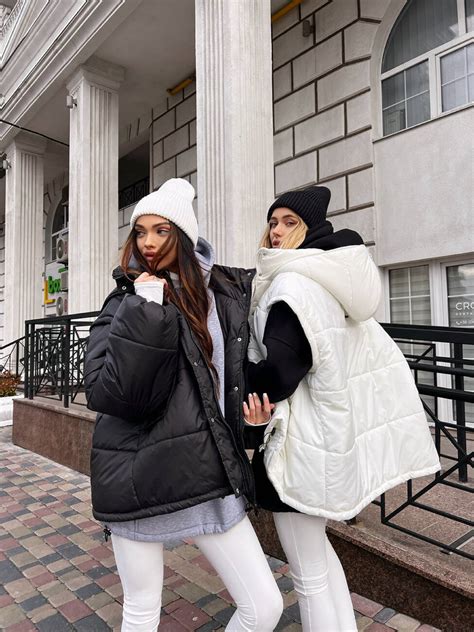 Жіноча куртка жилетка Hands Off з кишенями і регульованим капюшоном Чорний Milirud Mil541