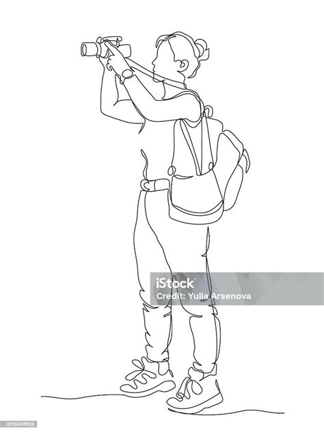 사진 카메라와 배낭을 가진 여자 사진 작가가 사진을 찍고 있습니다 연속적인 선화 라인 아트 스타일의 흑인과 백인 벡터 일러스트 레이 션 검은색에 대한 스톡 벡터 아트 및