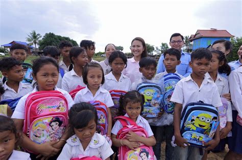 Updated ៖ លោកស្រី ហ៊ុន ម៉ាណា ប្រធានមូលនិធិបាយ័ន បានដឹកនាំក្រុមការងារ ប្រគល់ផ្ទះទេវតាចំនួន០៥ខ្នង