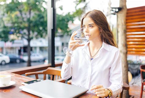 커피 숍 정원에서 와인 잔과 물을 마시는 젊은 아름다운 비즈니스 여자 20 29세에 대한 스톡 사진 및 기타 이미지 20 29세 기업 재무와 산업 긴 머리 Istock