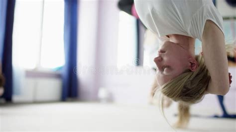 Женщина висит вверх ногами в студии гамака видеоматериал Видео насчитывающей дел релаксация