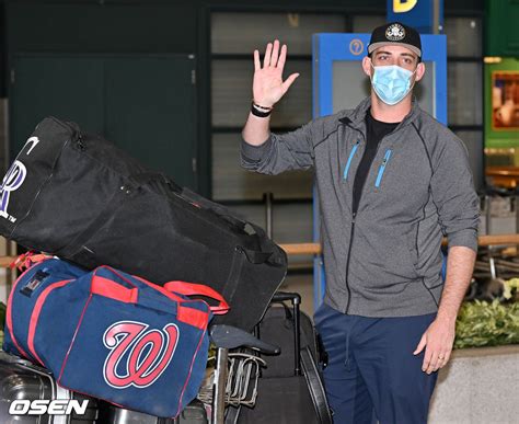 사진 밝게 인사하며 입국하는 Kia의 새 외인 션 놀린