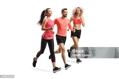 경주를 달리는 스포츠웨어에서 남자와 두 여자의 전체 길이 샷 컷아웃에 대한 스톡 사진 및 기타 이미지 컷아웃 3 명 달리기 Istock