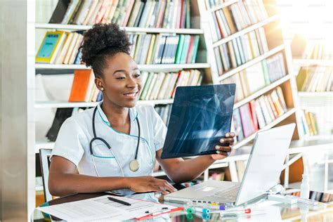 병원에서 엑스레이 필름 의료 뢴트겐 사람 및 의학 개념을 보고 있는 여성 의사 방사선 촬영 개념 병실에서 환자의 엑스레이 필름을 검사하는 방사선과 여성 의사 사진