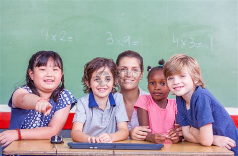 同学和老师一起在教室里微笑高清图片下载 正版图片502612002 摄图网