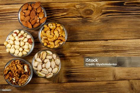 나무 테이블에 견과류의 구색 아몬드 헤이즐넛 피스타치오 호두 캐슈를 유리 그릇에 담습니다 상단 보기 복사 공간 건강한 식생활 개념 0명에 대한 스톡 사진 및 기타 이미지