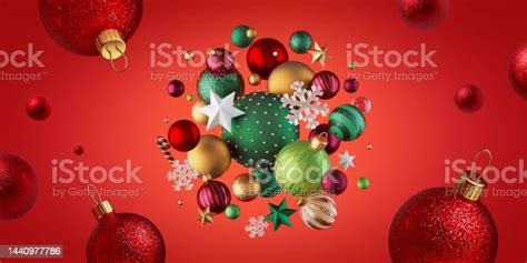 3d 렌더링 다양한 크리스마스 장식품과 유리 공이 있는 추상 빨간색 배경 축제 벽지 12월에 대한 스톡 사진 및 기타 이미지 12월 겨울 결정체 Istock