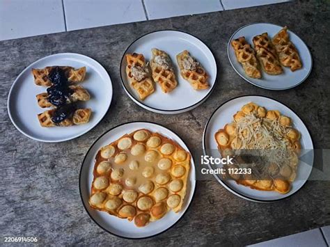 접시에 다양한 와플 버블 와플 치즈 버블 와플 가당 연유 크로플 블루베리 잼 크루아상 와플 티라미수 잼 크로플 꿀 디저트 음식 메뉴 0명에 대한 스톡 사진 및 기타 이미지