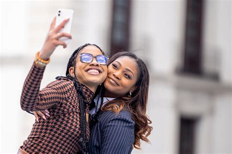 흐릿한 배경을 가진 두 여자가 도시에서 휴대 전화로 사진을 찍는다 20 24세에 대한 스톡 사진 및 기타 이미지 20 24세 25 29세 2명 Istock