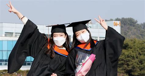 기념촬영하는 카이스트 졸업생