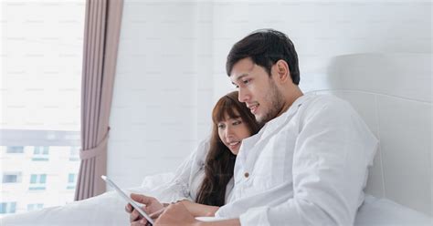 커플 기술 인터넷 및 사람 개념 집 침실에서 침대에 태블릿 Pc를 들고 웃고 있는 행복한 커플 사진 Unsplash의 남자와 여자 이미지