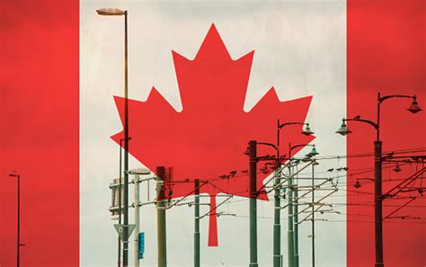 푸른 하늘을 배경으로 한 전기 선로를 연결하는 트램이있는 캐나다 국기 전기 철도 열차 및 전원 공급 라인 케이블 연결 및 금속 기둥 오버 헤드 카테나리아 와이어 0명에 대한