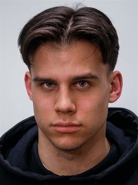 20 Awesome Middle Part Hairstyles For Men Middle Part Haircut Middle