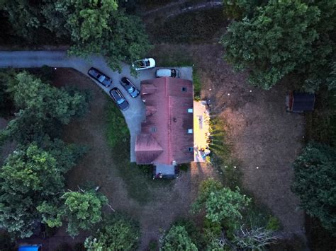 건물 주위에 서 있는 한 무리의 사람들 사진 Unsplash의 무료 77400 퐁폰느 이미지