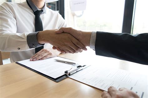 직원의 수석은 새로운 직원을 인터뷰 하 고 그들이 좋은 수준의 성능을가지고 있는지 확인 하기 위해 새로운 직원을 테스트 했습니다 개념에 대한 스톡 사진 및 기타 이미지