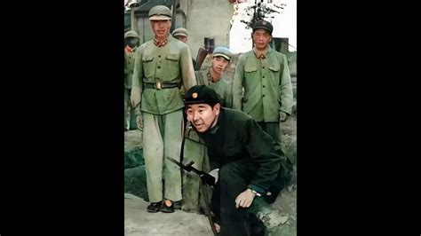 1964年，黄永胜亲自给士兵做示范，他的样子很搞笑，好像在偷鸡 In 1964 Huang Yongsheng Personally