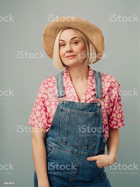 꽃 탑과 밀짚 모자를 쓴 여자의 화려한 정원사 스튜디오 샷 40 49세에 대한 스톡 사진 및 기타 이미지 40 49세 계절 귀여운 Istock
