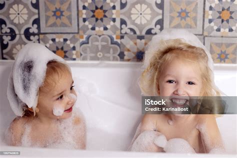 목욕 거품을 가지고 노는 욕실에서 재미를 두 아이 어린 소녀 자매 키즈 퍼스널 케어 18 23 개월에 대한 스톡 사진 및 기타 이미지 18 23 개월 2 3 살 2명