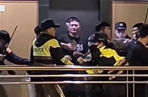 （ktv大亂鬥片）嘉義市ktv大亂鬥！ 員警使用辣椒水警棍制逮捕鬧事酒客