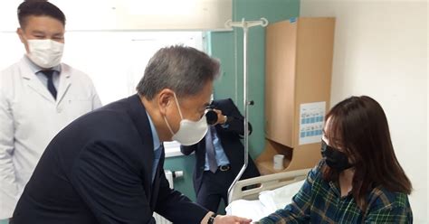 박진 국립진료센터 몽골 입원환자와 대화