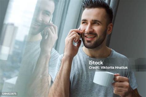 학사 남자 매일 일상 창 단일 라이프 스타일 개념 마시는 커피 전화 전화 근처 서 25 29세에 대한 스톡 사진 및 기타 이미지 25 29세 가정 생활 가정 주방