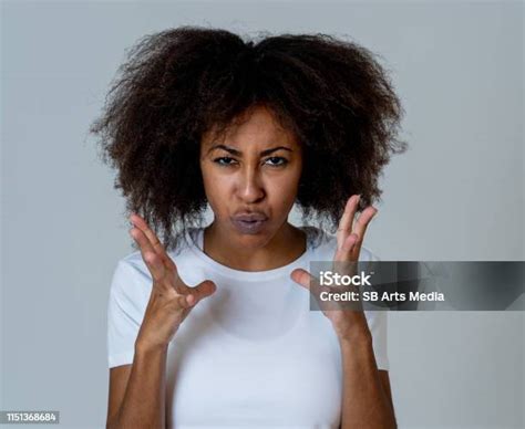 분노와 스트레스 얼굴 매력적인 좌절 아프리카계 미국인 여자의 초상화입니다 미친 소리를 보고 분노 제스처를 만들기 표정과 감정과 정신 건강 감정에 대한 스톡 사진 및 기타