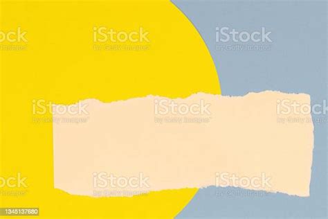 찢어진 종이 질감 콜라주 배경 그런지 찢어진 파스텔 종이 조각 기하학적 파란색과 노란색 종이 배경에 비정형 가장자리 0명에 대한