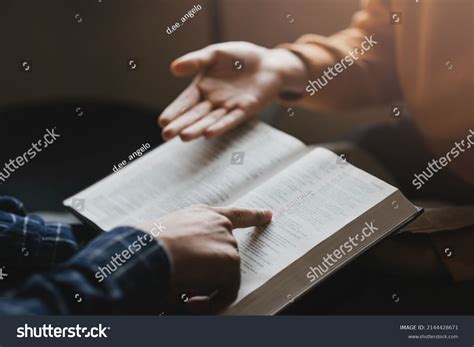 Im Genes De Hombres Con Una Biblia Im Genes Fotos Y Vectores De Stock Shutterstock