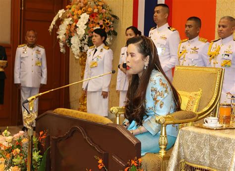 ผู้หญิง สมเด็จเจ้าฟ้าฯ กรมพระศรีสวางควัฒน วรขัตติยราชนารี พระราชทานอุปกรณ์ปฐมพยาบาลแก่ศูนย์