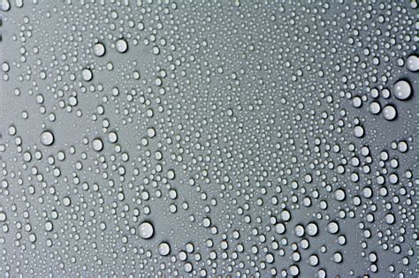 회색 톤 배경에 물 방울을 닫습니다 플라스틱 Pvc 표면이나 그런지에 거품추상 검은 젖은 질감 사실적인 순수한 물방울이 응축되었습니다 캔버스 가죽 질감의 디테일 감정에 대한