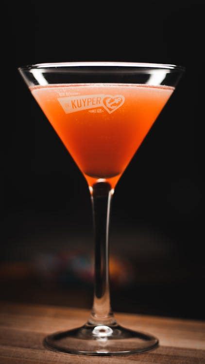 고급 음료 과일 칵테일 데 카이퍼 마티니 스타일 마티니 잔 막대기 미니멀리스트 음료 믹스 전문가 밤문화 사진 촬영 상류층의 상쾌한 생생한 오렌지