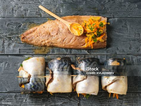 4 야채 그릇에 야채와 고등어의 롤 그리고 나무 테이블에 물고기 시체를 슬라이스 정상에서 전망입니다 플랫이 하다 고등어류에 대한 스톡 사진 및 기타 이미지 Istock