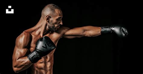 권투 글러브를 끼고 대머리를 가진 남자 사진 Unsplash의 무료 미국 이미지