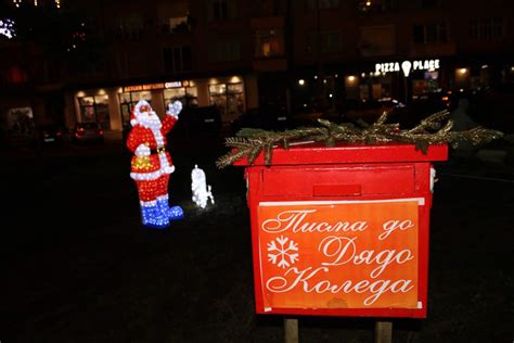 Пощенска кутия събира писмата на децата до Дядо Коледа в Кметство Изток