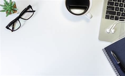 플랫 레이 노트북 노트북 연필 블랙 커피 컵과 이어폰화이트 오피스 책상 테이블 복사 공간이 있는 맨 위 뷰입니다 공란에 대한 스톡 사진 및 기타 이미지 Istock