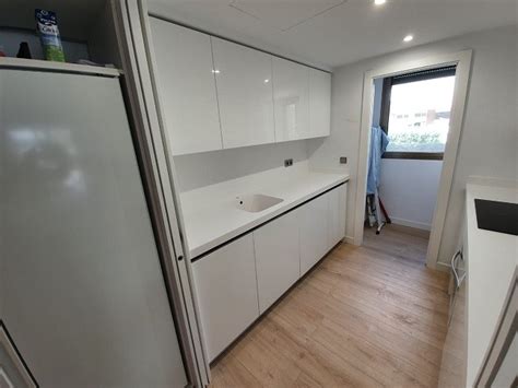 Cocina Lacada En Blanco Brillo Y Encimera De Corian Blanco